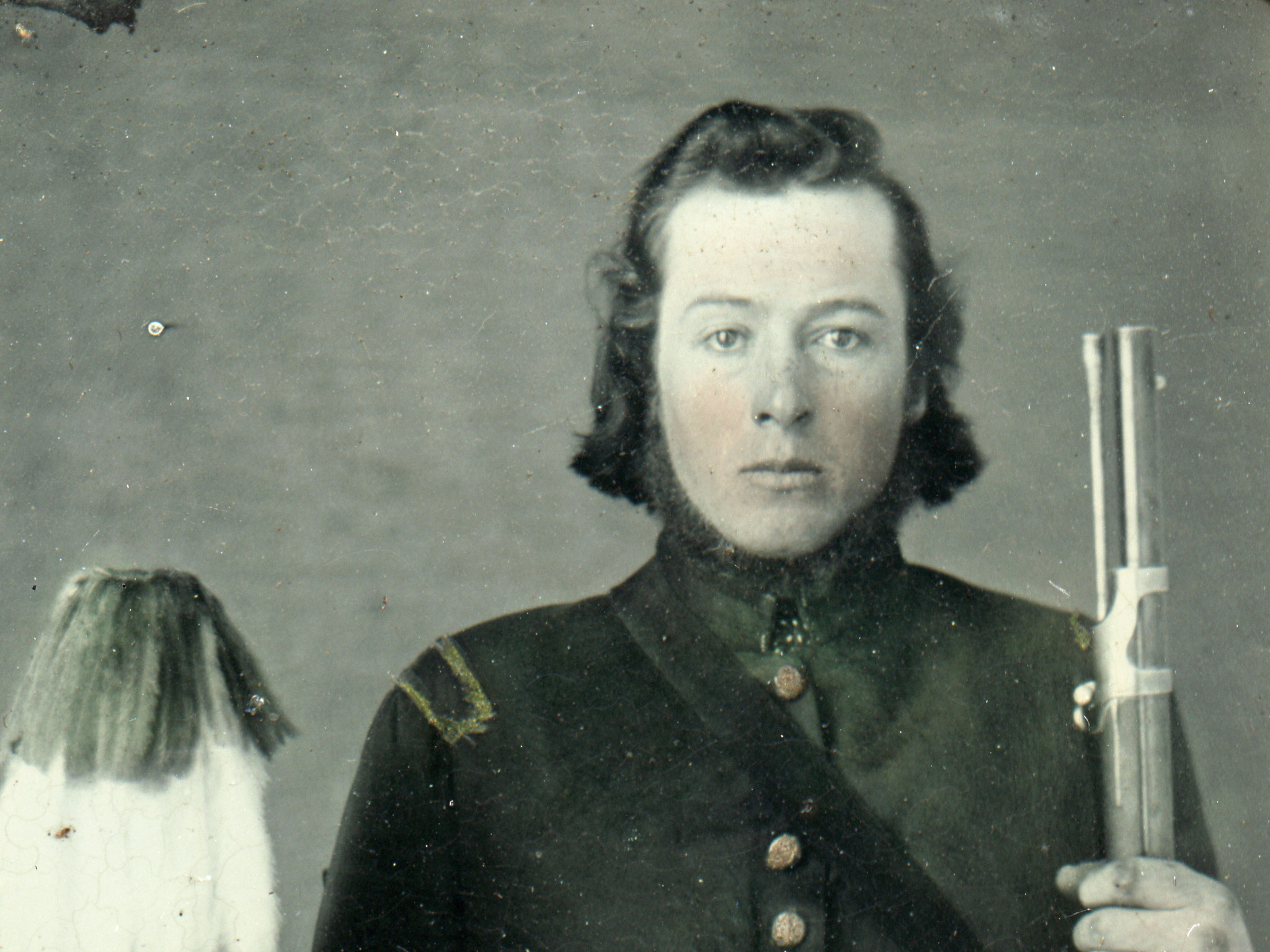 A pre-Civil War era militiaman poses with Mississippi Rifle.